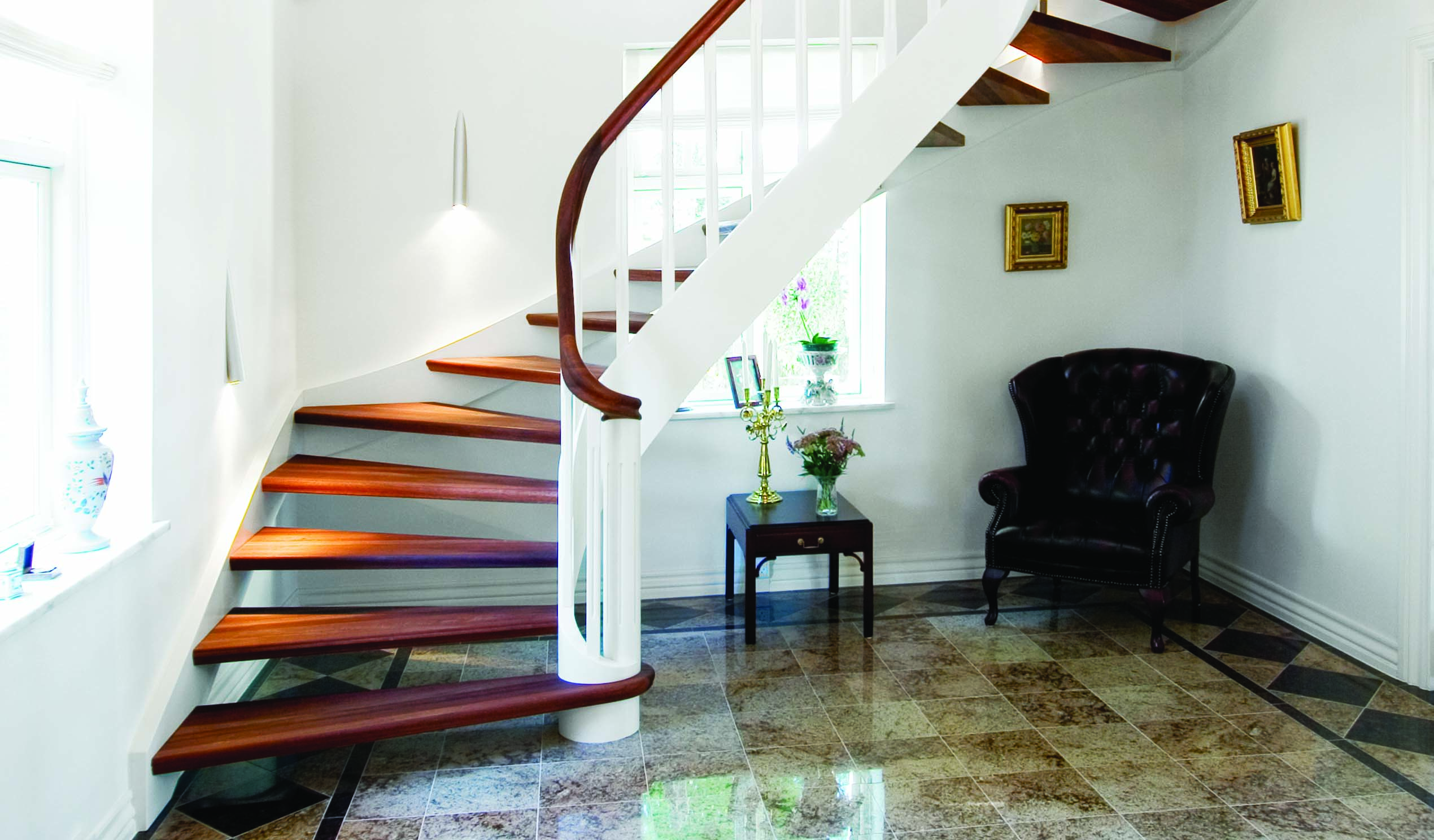 Unik Hall med halvsvingstrappe -T18 - Flot halvsvingstrappe til den ...